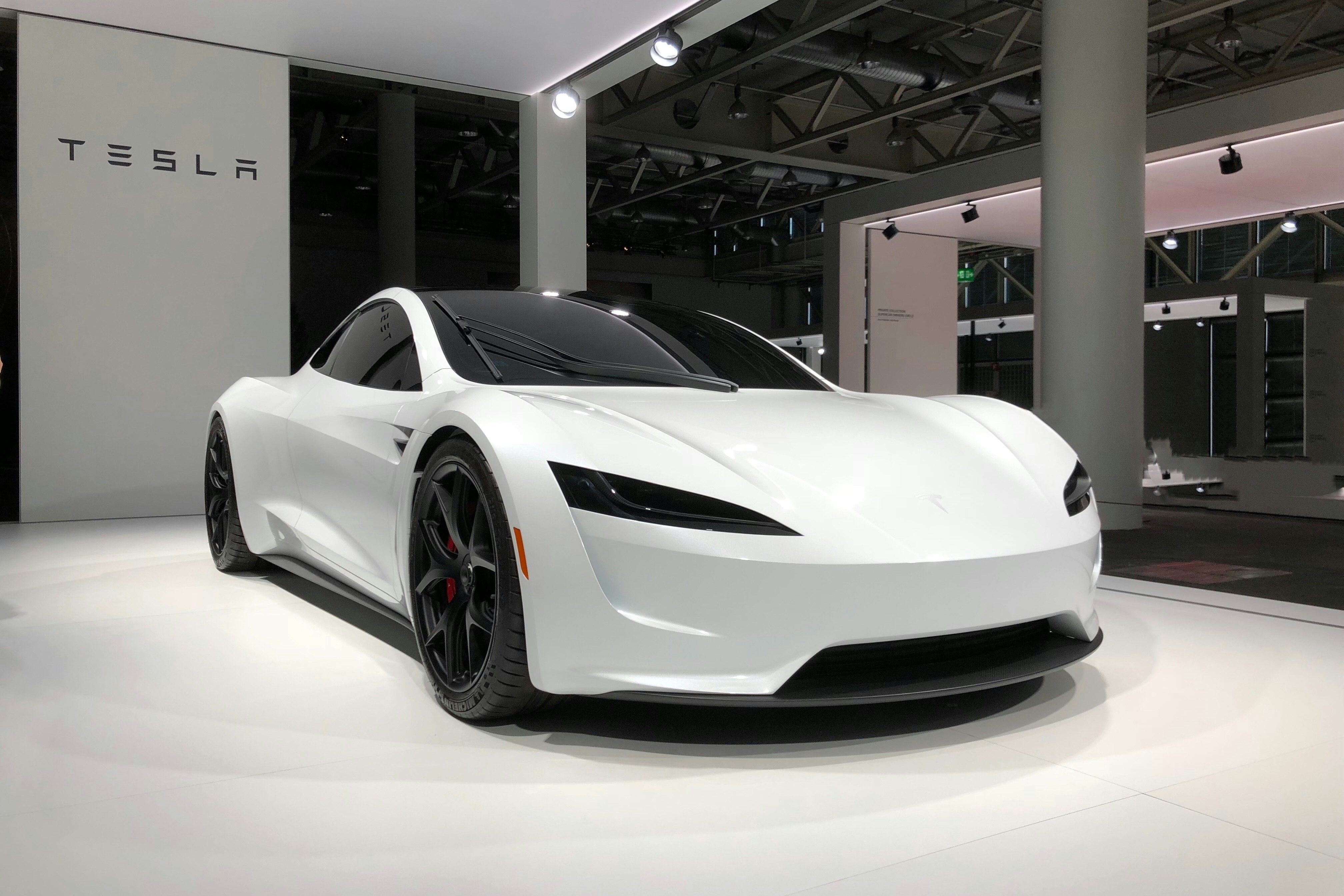 Elon Musk promite ca noul Tesla Roadster va fi unul dintre cele mai ...