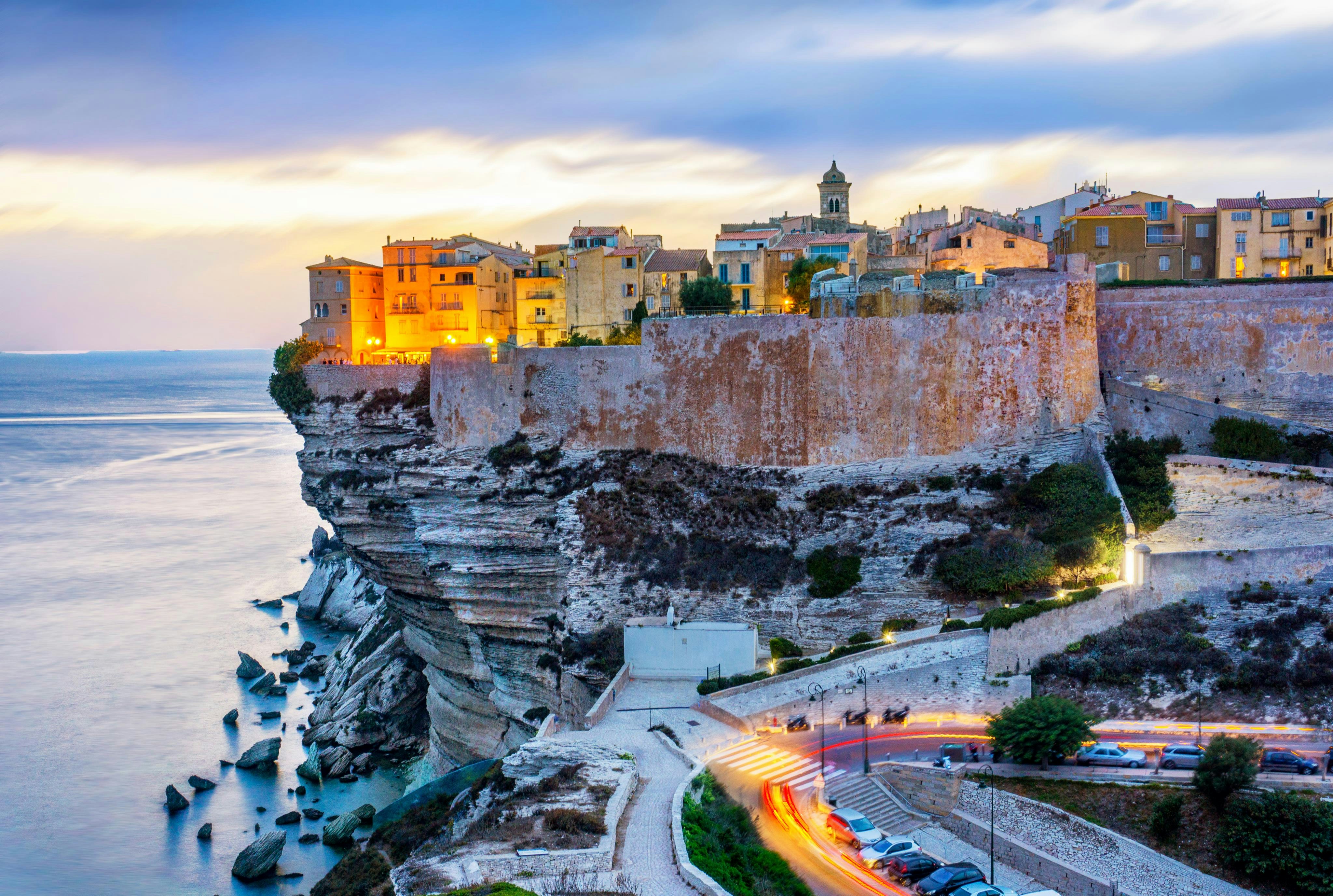 Il governo francese e i rappresentanti eletti della Corsica hanno ...