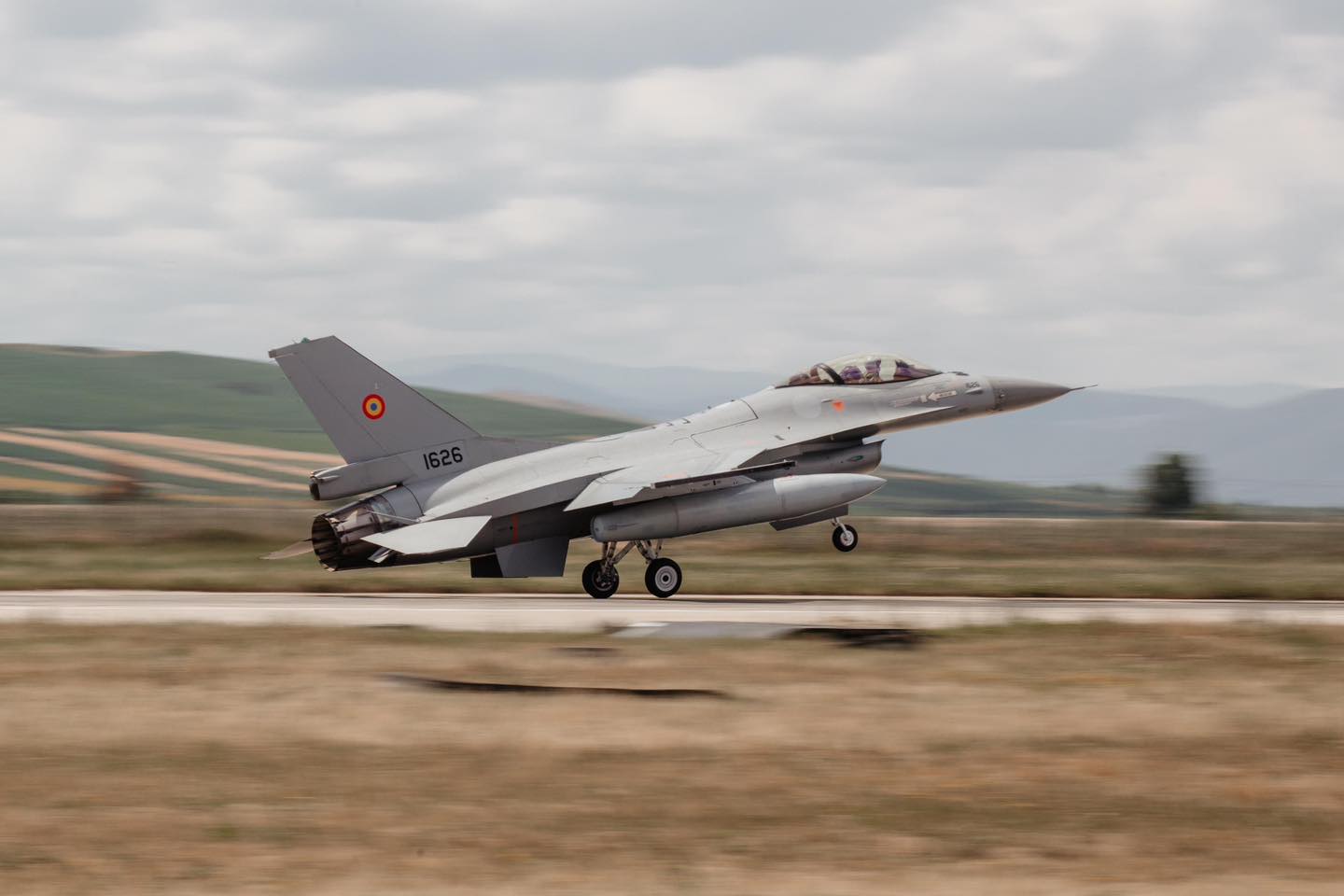 Trei avioane F-16 care au fost achiziționate de România de la Norvegia ...
