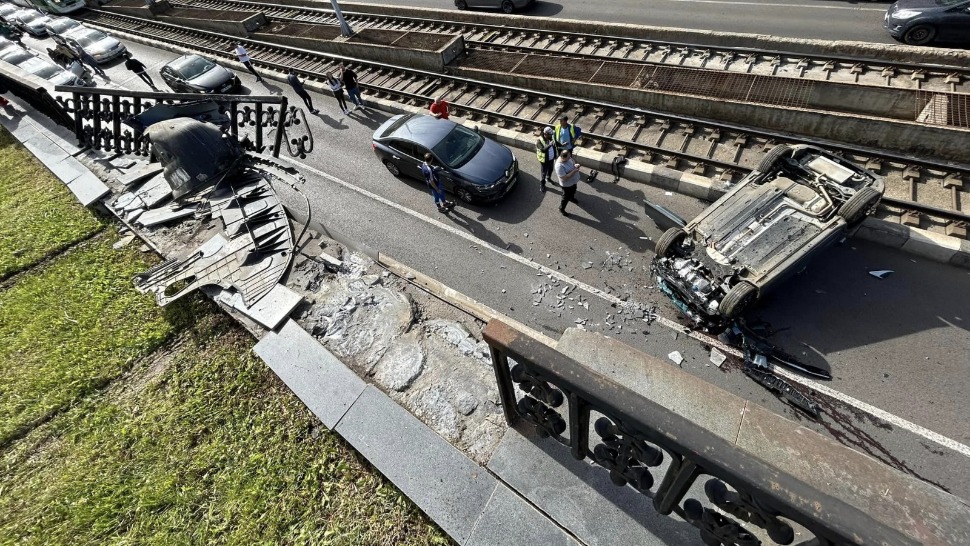 A car overturned in the Lujerului area of Bucharest, blocking STB line ...