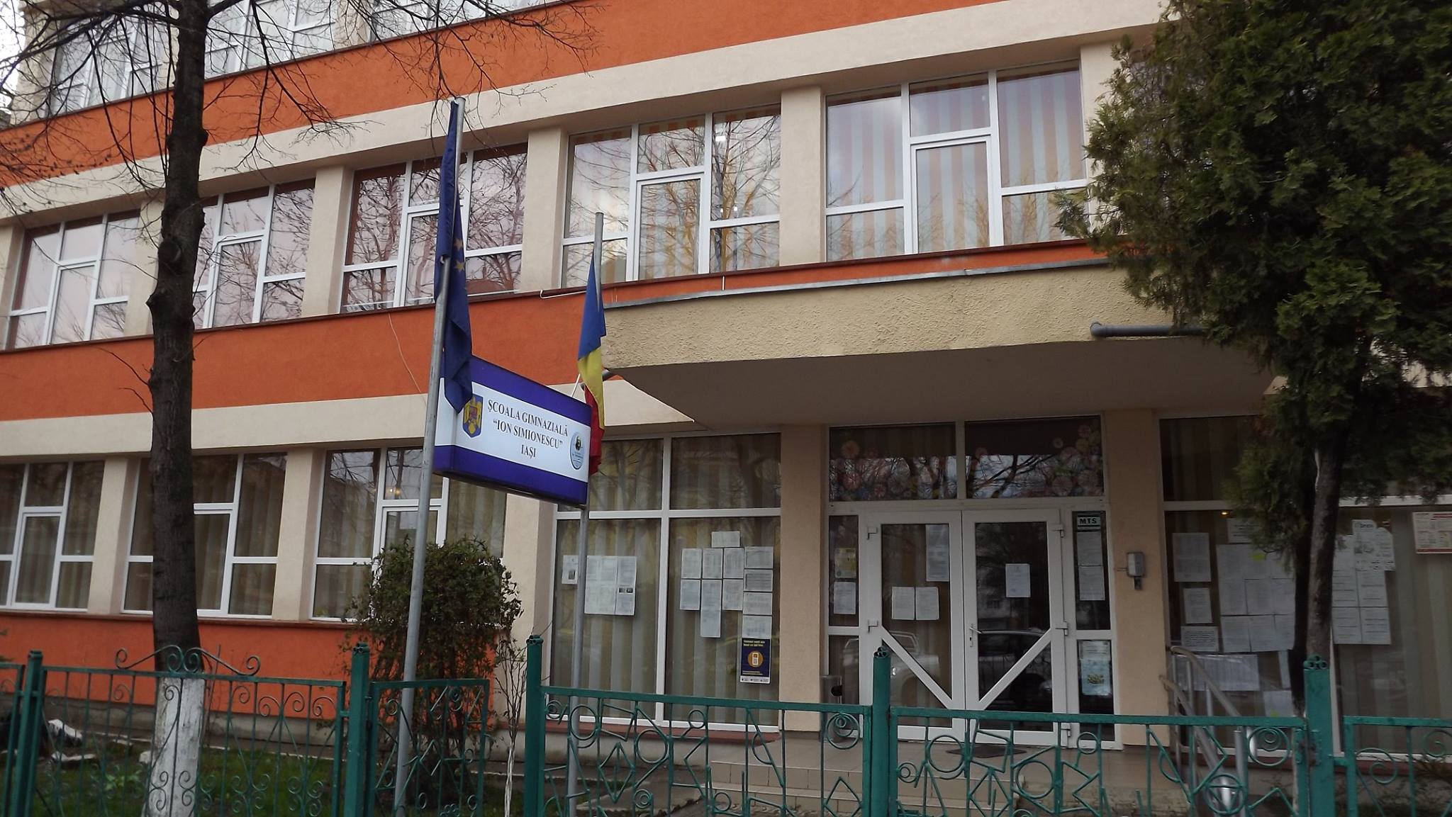 Trei elevi de la o școală din Iași s-au intoxicat în urma unui incident petrecut în laboratorul ...