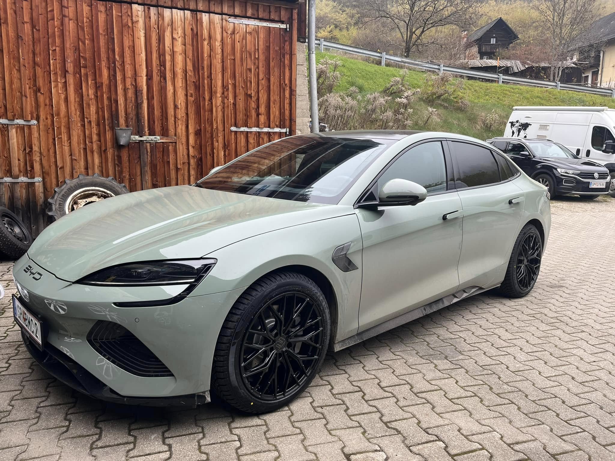 中国电动汽车制造商比亚迪将从 2025 年 4 月起在罗马尼亚开设 20 家展厅，目标是到 2030 年成为市场领导者。