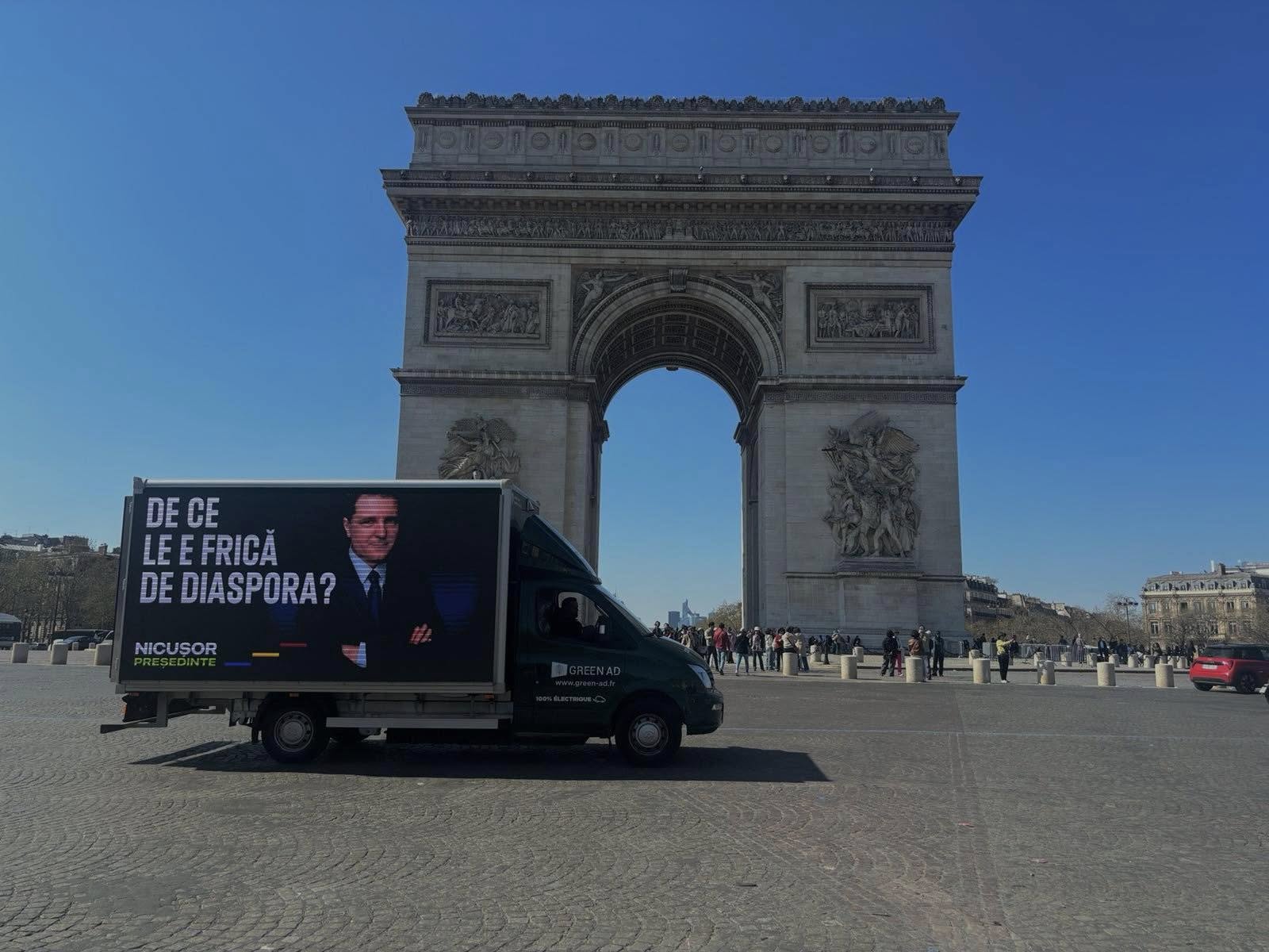 Nicuşor Dan prezintă imagini cu un panou cu imaginea sa şi cu mesajul ...