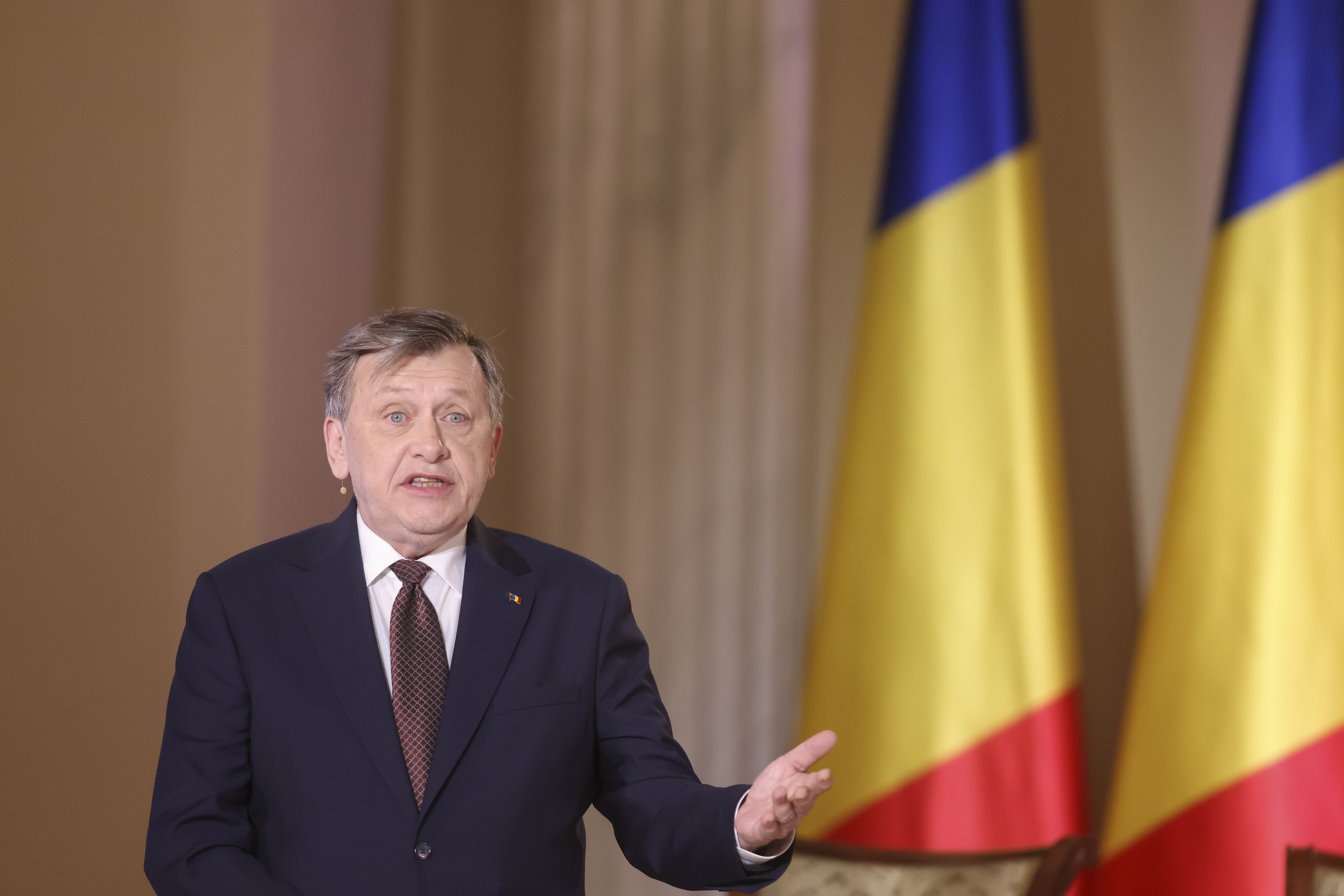 Crin Antonescu îi răspunde lui Nicuşor Dan: ,,Aţi parazitat două ...