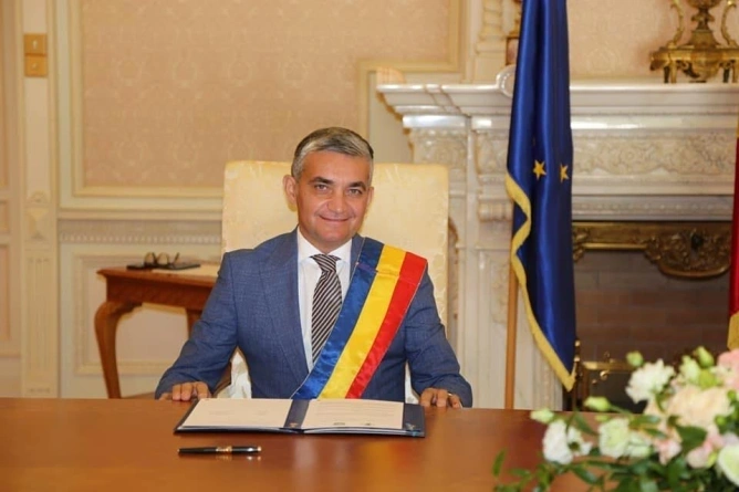 Vlad Oprea, primarul orașului Sinaia, este acuzat de corupție și a fost plasat sub control ...
