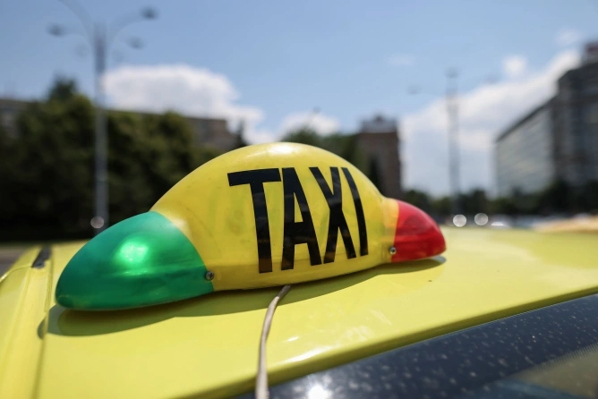 A taxi driver has been detained for collecting €400 from a Nigerian ...