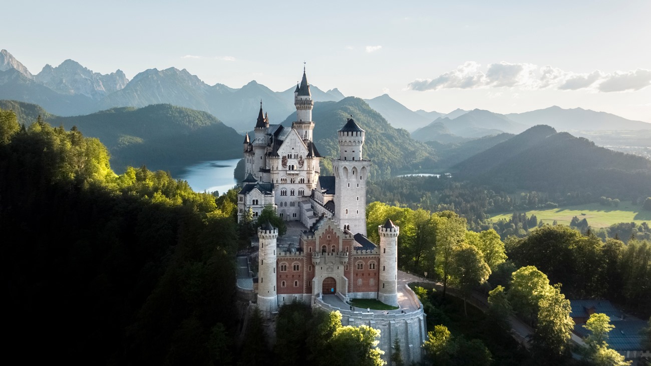 El castillo de Neuschwanstein, construido en los Alpes bávaros, ha sido ...