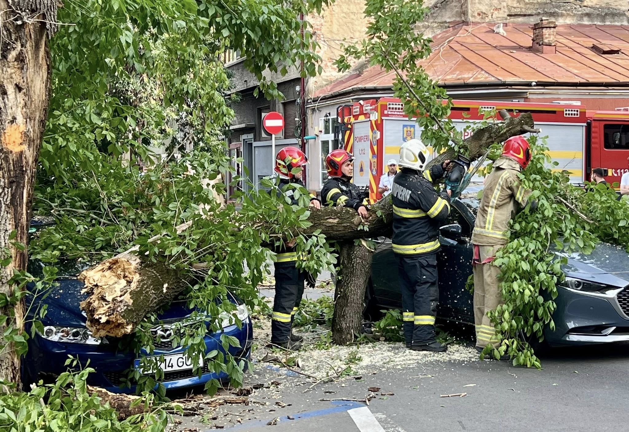 A powerful thunderstorm caused damage in 60 towns in 14 counties and ...