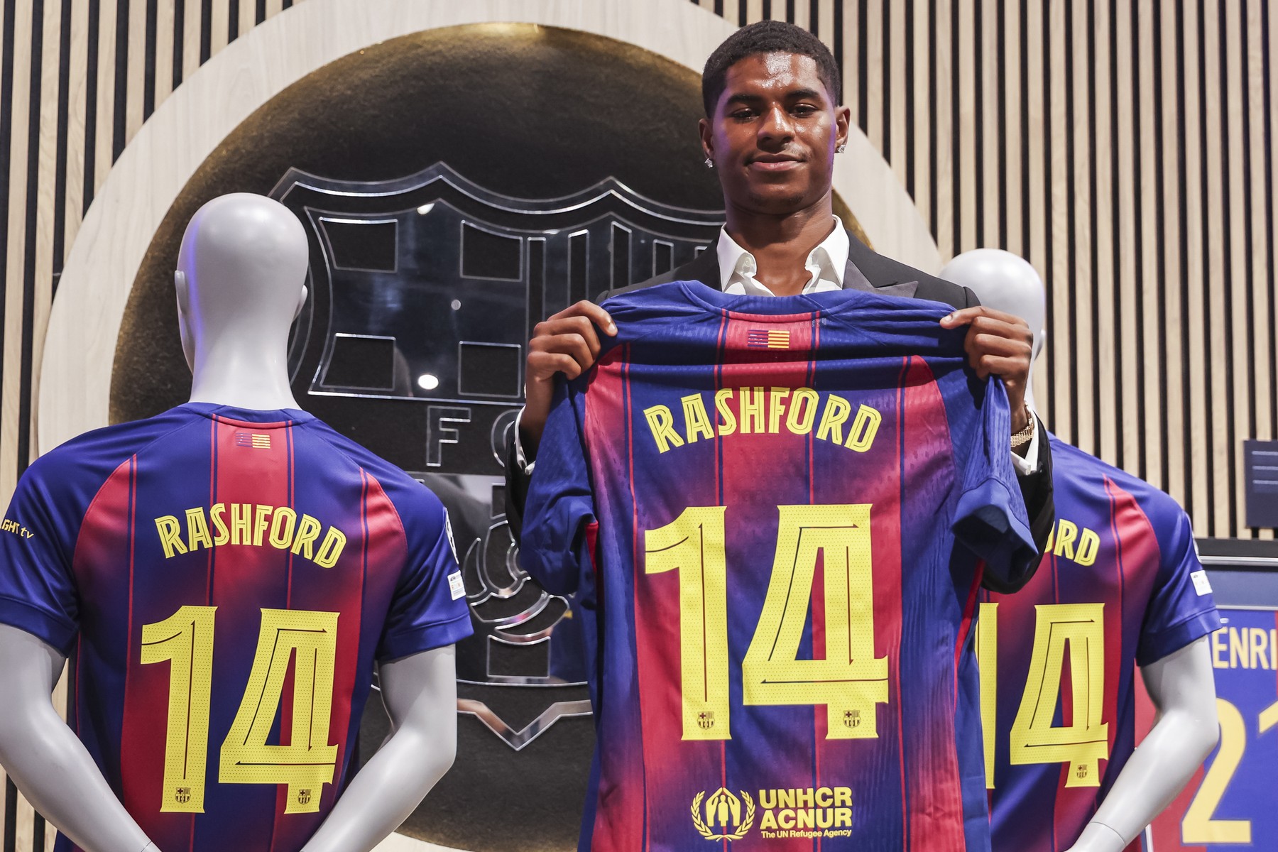 Marcus Rashford has been officially unveiled at FC Barcelona, accepting ...