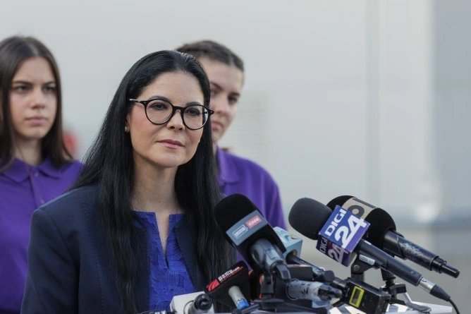 Ana Birchall calls for the resignation of SNSPA rector Remus Pricopie ...