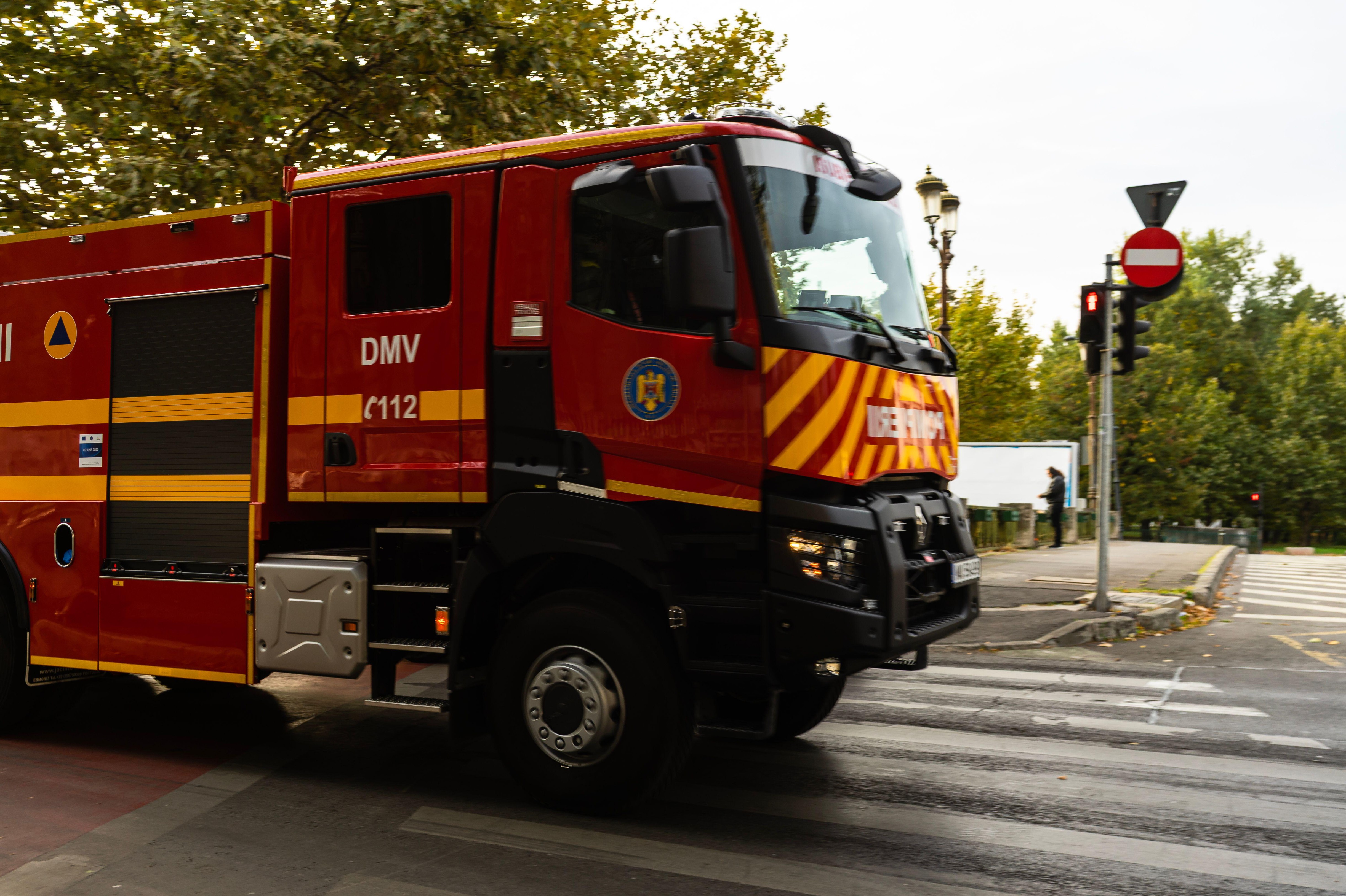 Les pompiers de l'ISU Constanta interviennent pour éteindre un violent ...