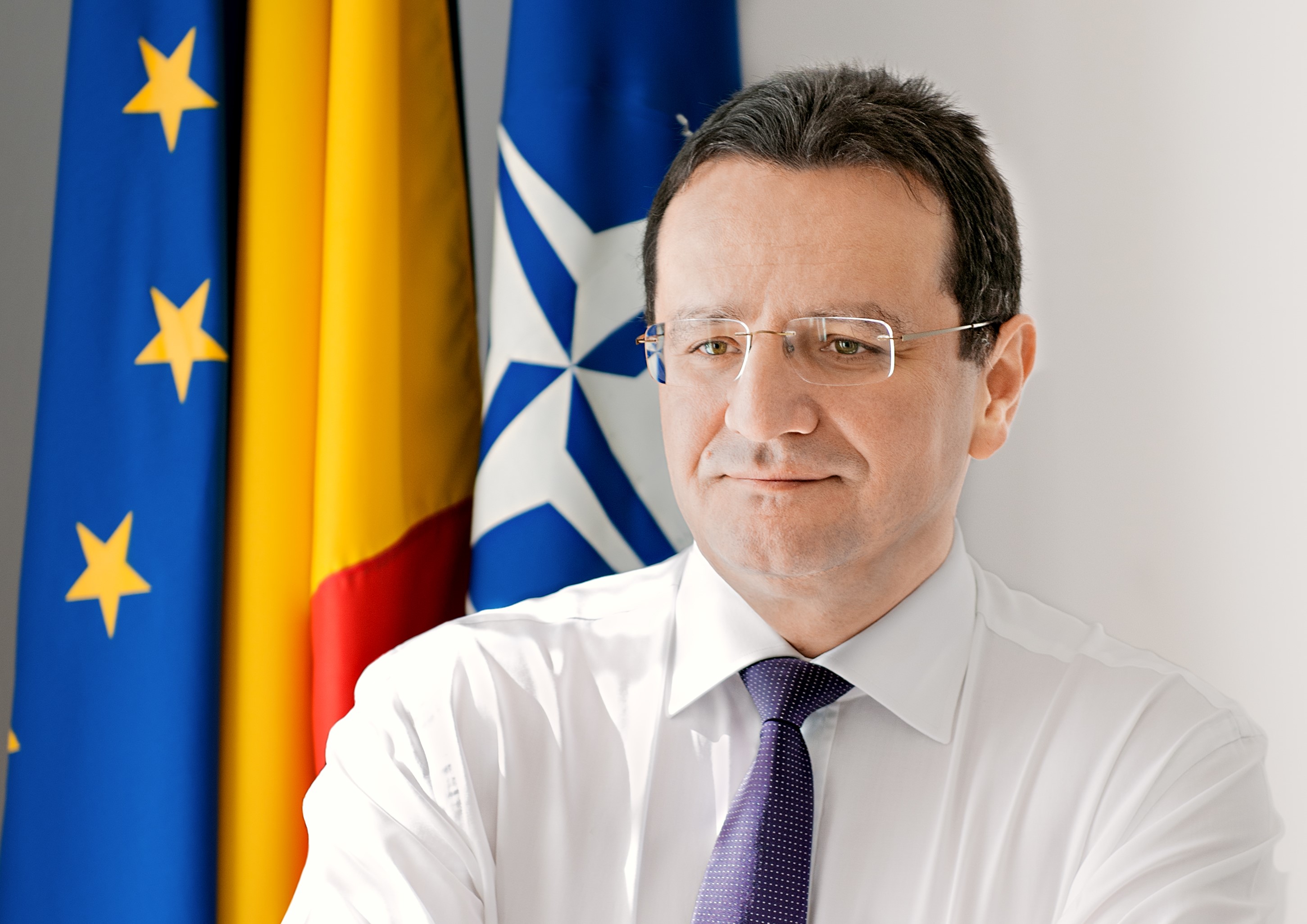 George Maior y lanza el libro "Gerentes de la historia", en el que ...