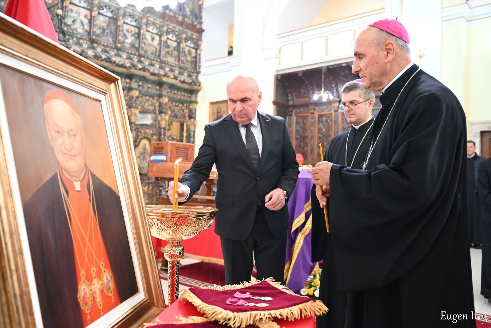 Prime Minister Ilie Bolojan paid tribute to Cardinal Lucian Mureșan at ...