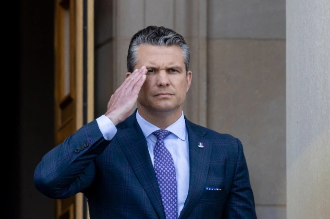 Verteidigungsminister Pete Hegseth hat Jon Harrison, den Chef des ...