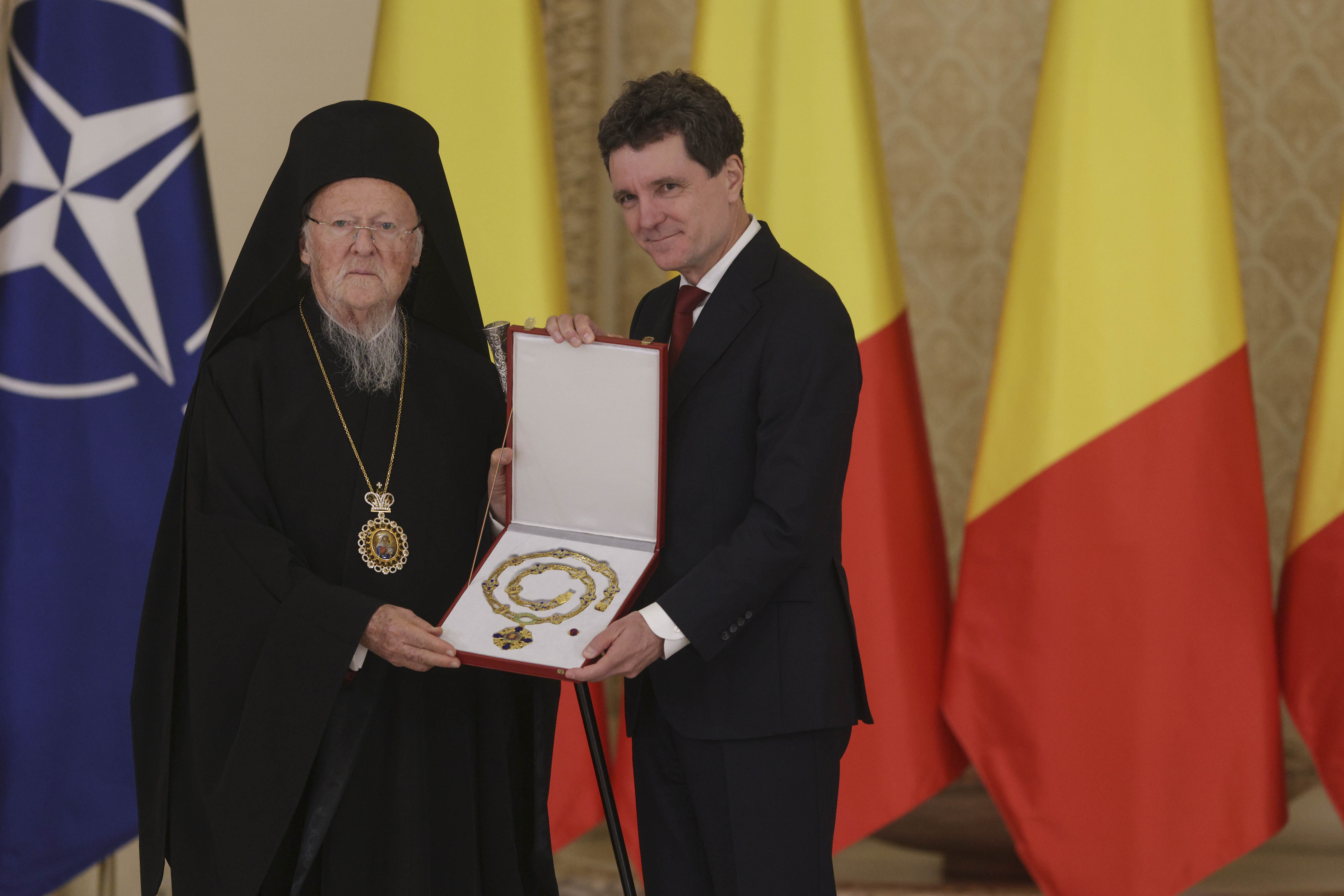 El presidente Nicușor Dan decoró al Patriarca Bartolomé I, Patriarca ...