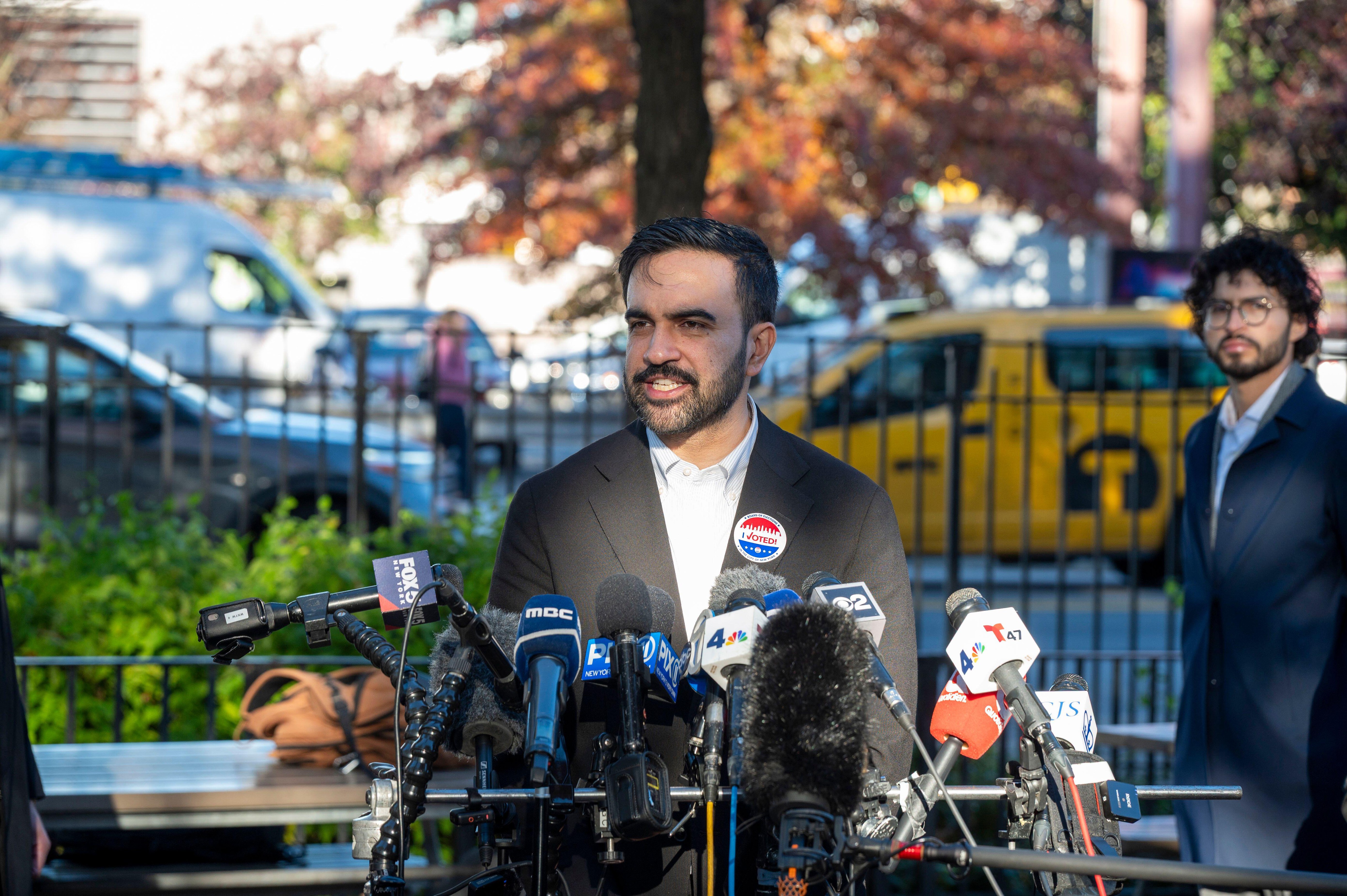 Zohran Mamdani, un candidato socialista, lidera en las encuestas para ...