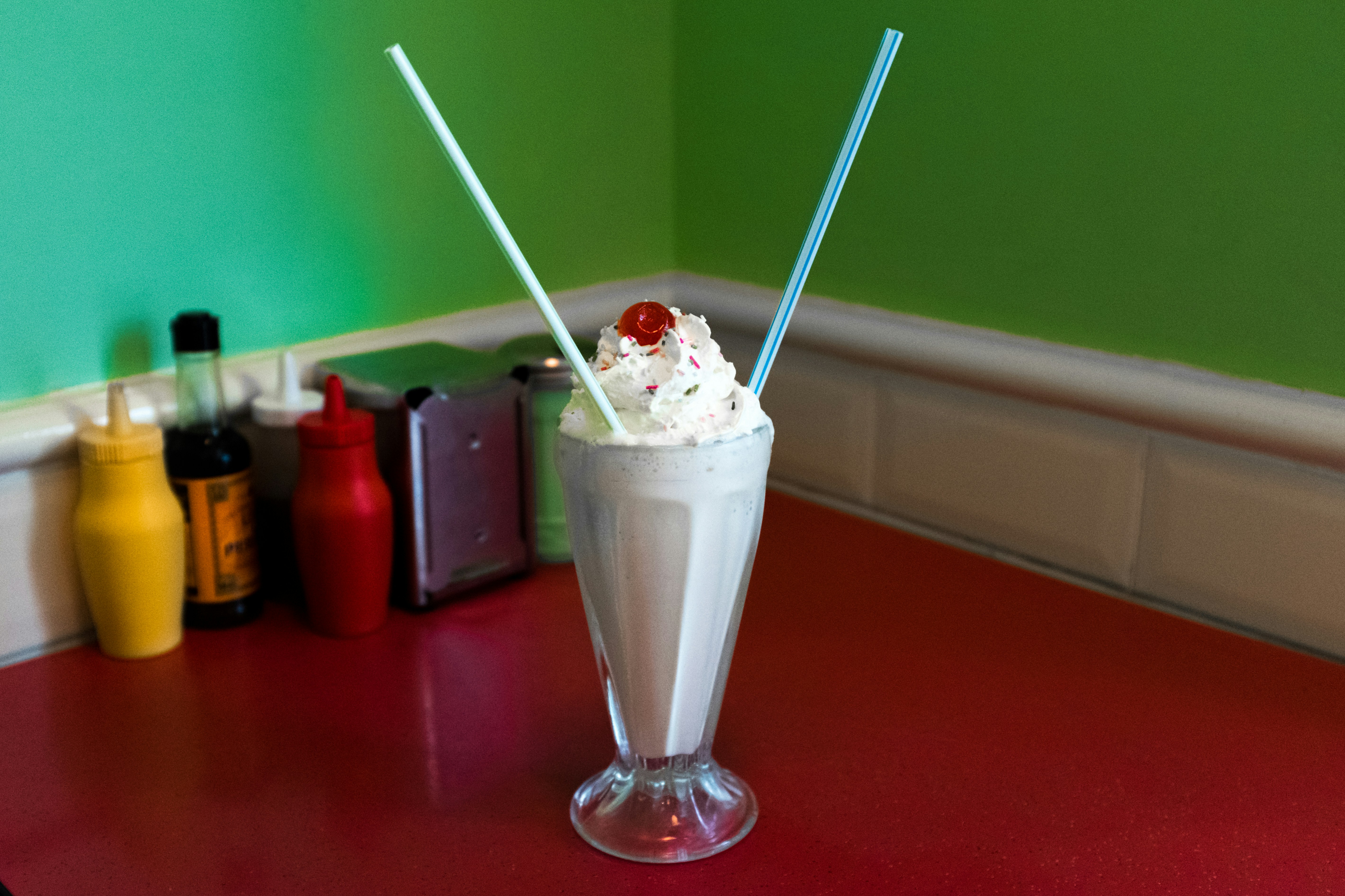Regatul Unit: Milkshake-urile și latte-urile vor fi incluse în taxa pe ...