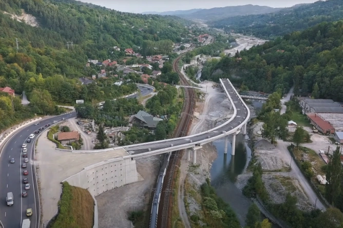 Viscolul puternic de pe Valea Prahovei provoacă daune semnificative, cu ...