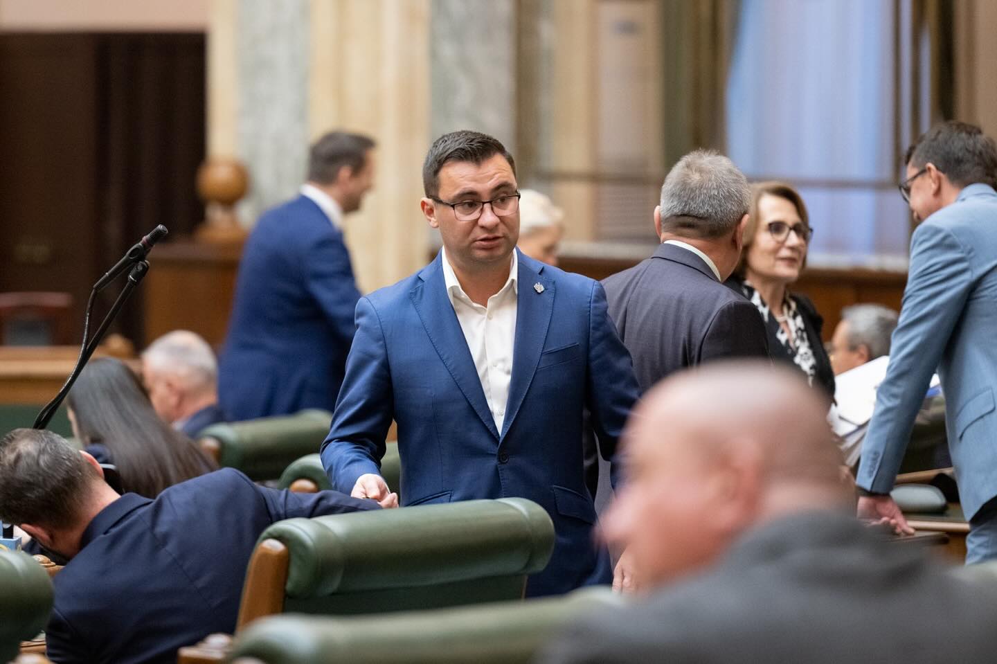 Le sénateur Glad Varga souligne que les reports des décisions de la CCR ...