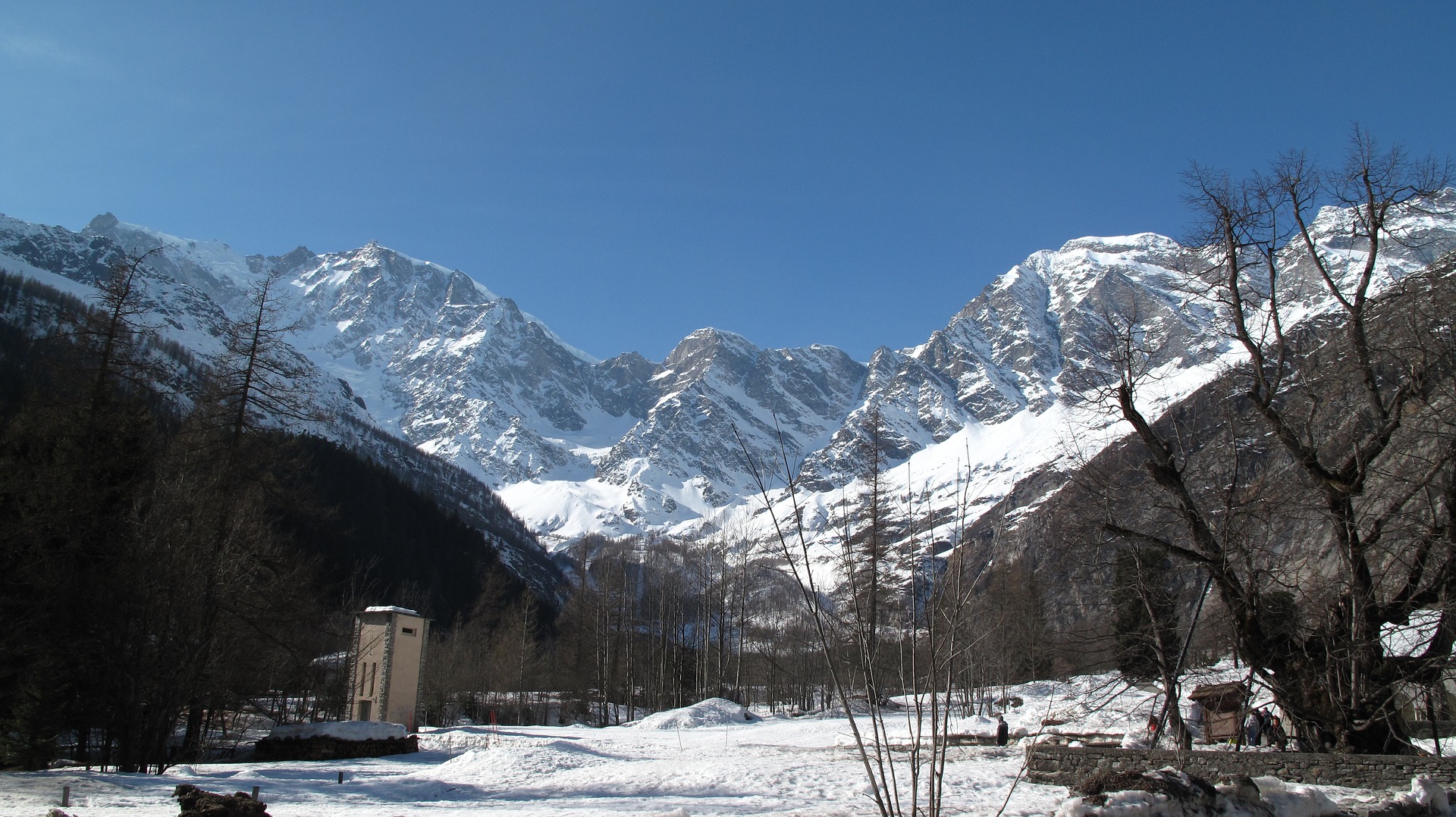 An accident at the Macugnaga cable car in Italy left two injured and ...