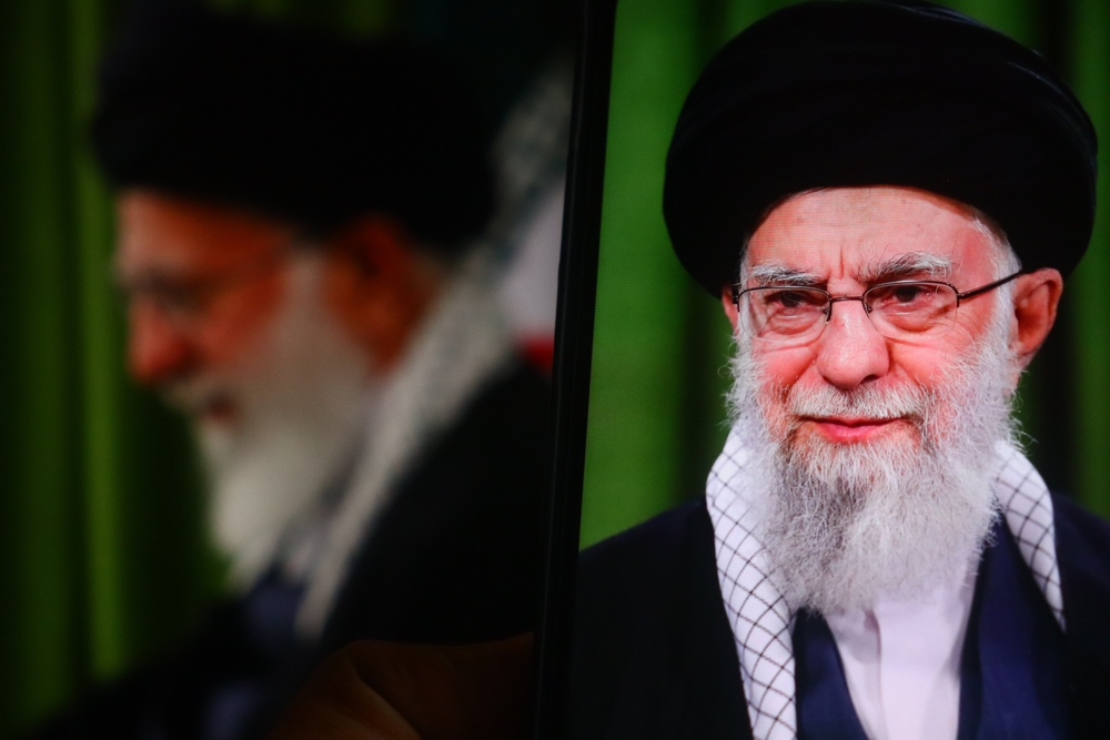 Il leader iraniano ayatollah Ali Khamenei si prepara a fuggire in ...