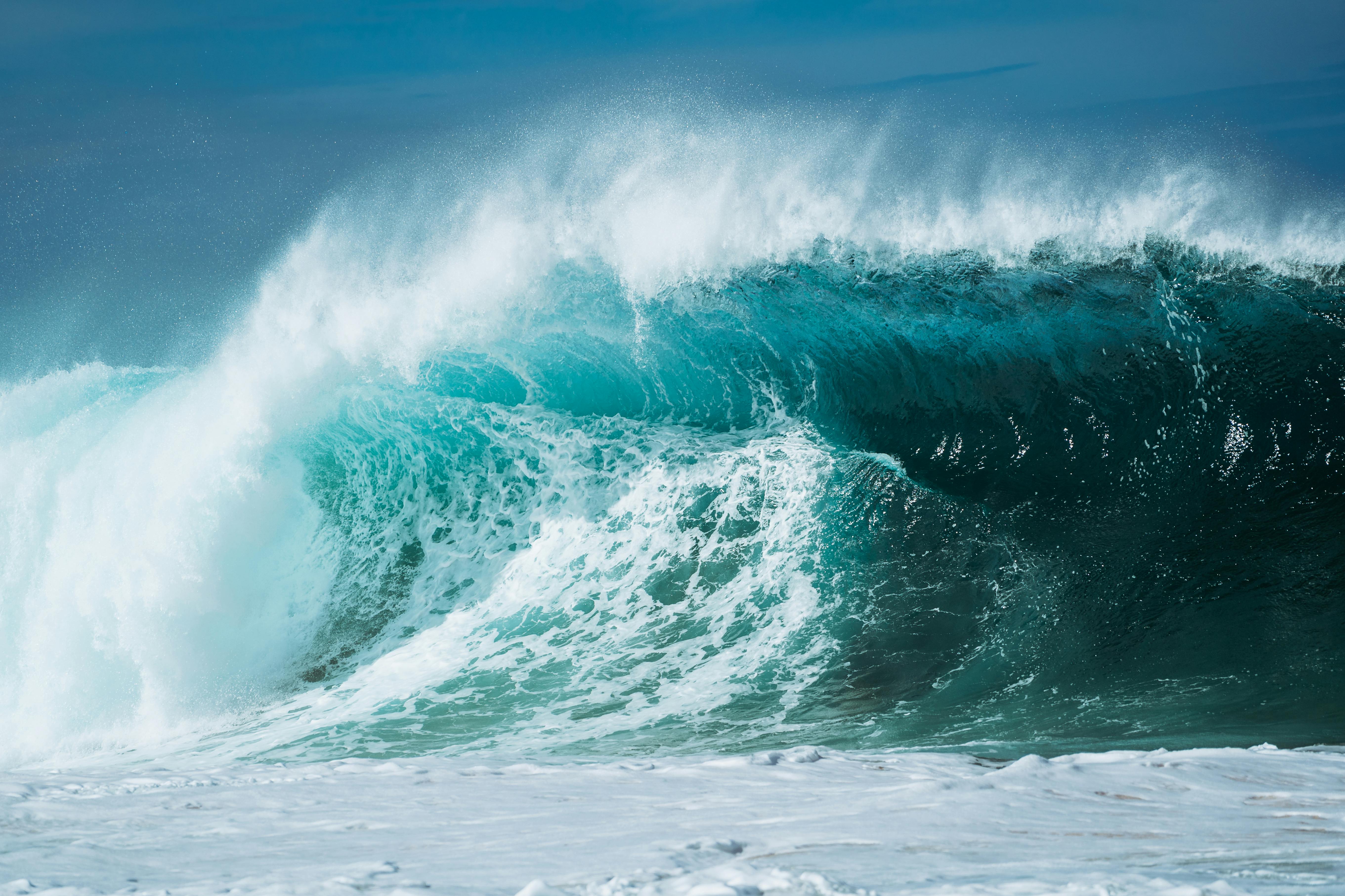 A wave of 5-6 meters suddenly hit a beach in Santa Clara del Mar ...