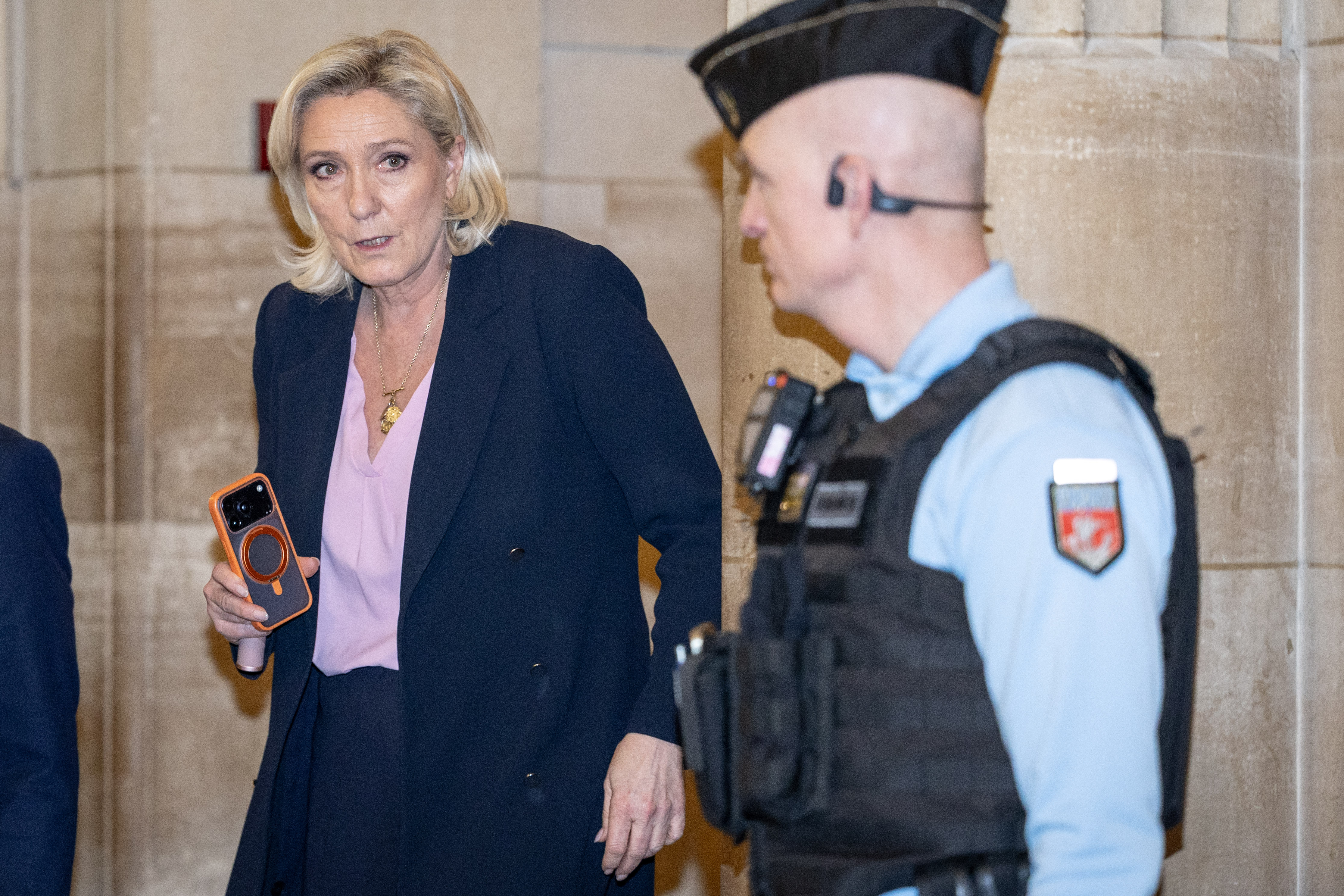 L'appello di Marine Le Pen per il dirottamento di fondi europei inizia ...