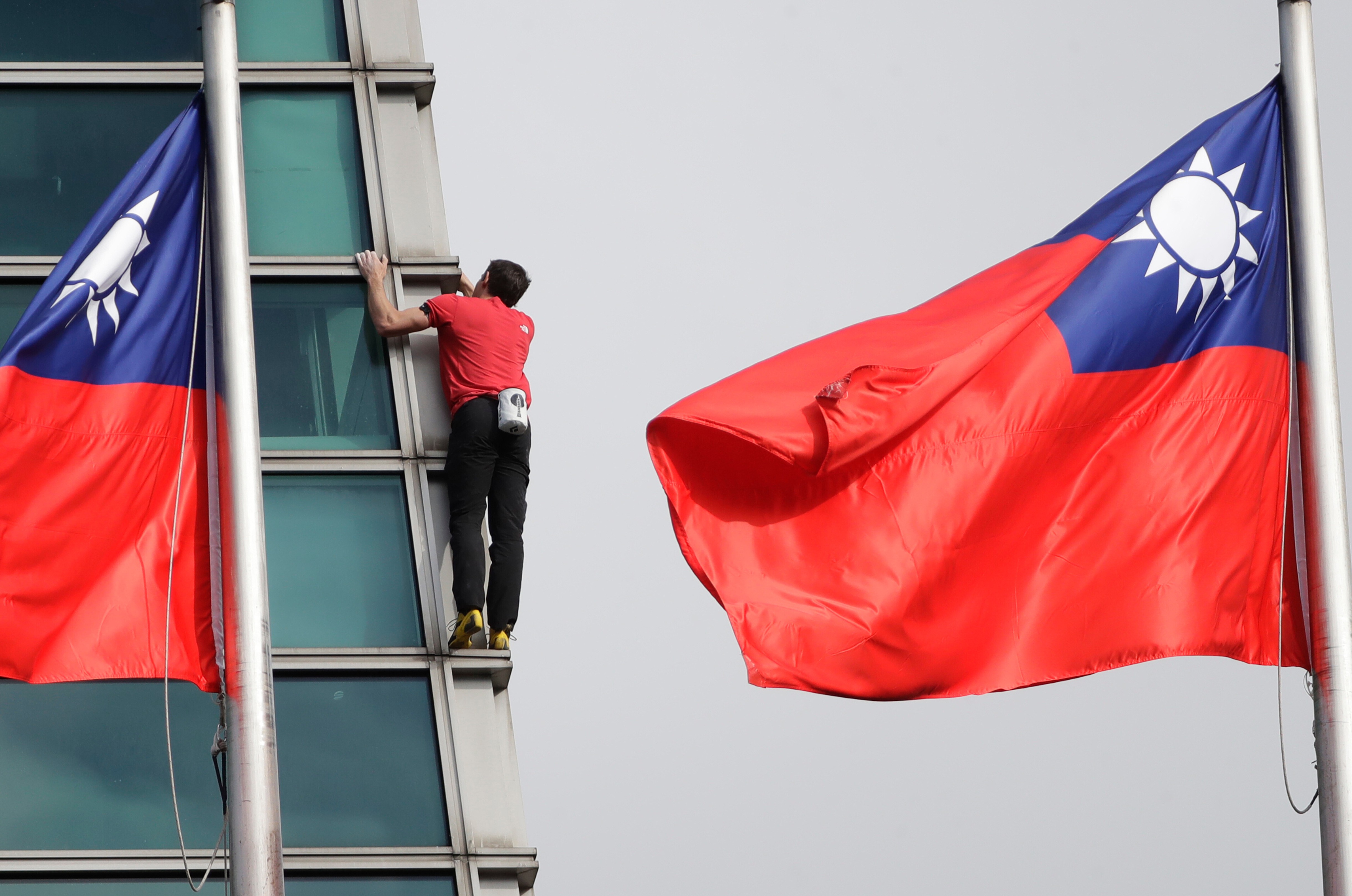 The climber Alex Honnold ascended Taipei 101 without protective ...