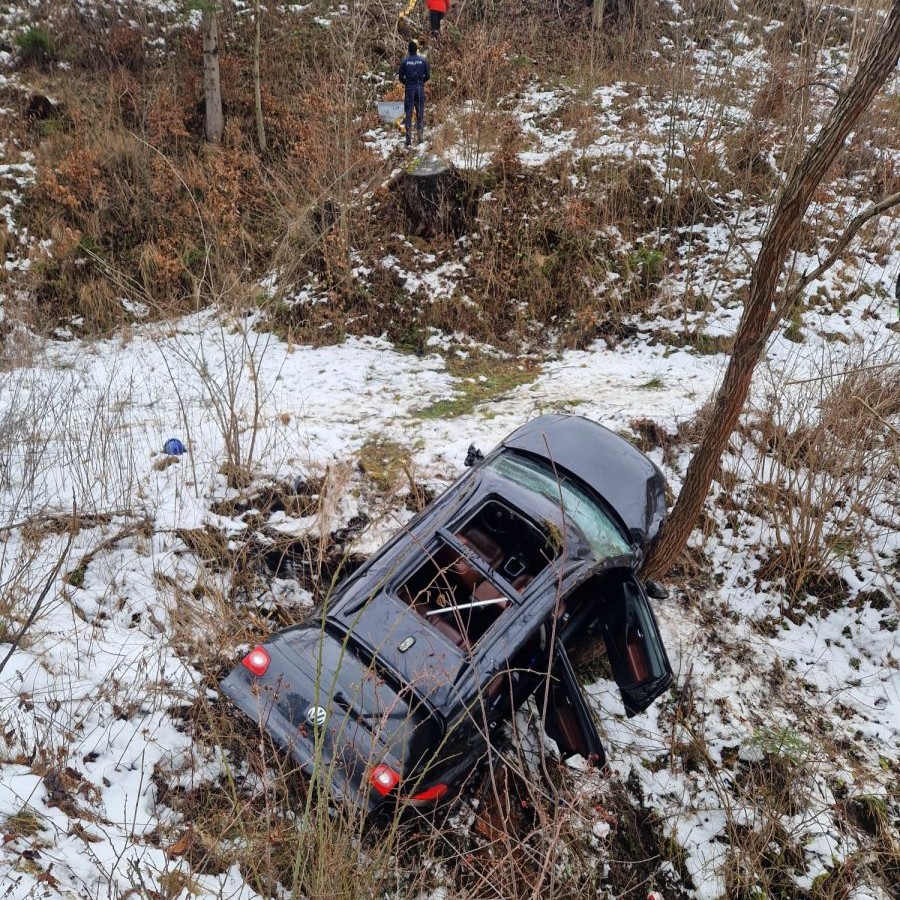 An accident in Poiana Mărului led to the overturning of a car ...