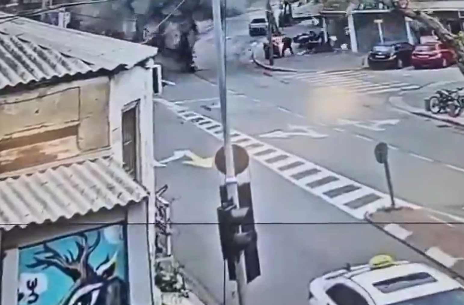 Eine mit Streumunition ausgestattete iranische Rakete ist in Tel Aviv ...