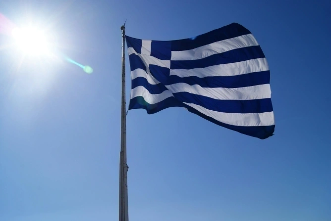 The minimum wage in Greece will be increased from 880 euros to 920 ...