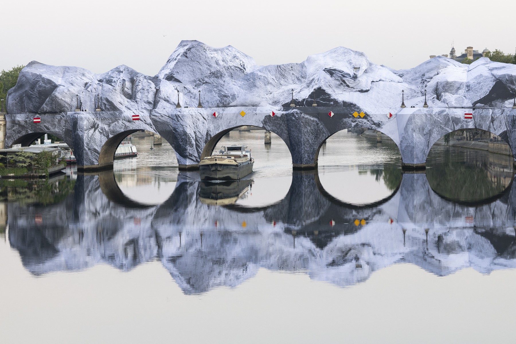 Pont Neuf, cel mai vechi pod din Paris, a fost transformat într-o ...
