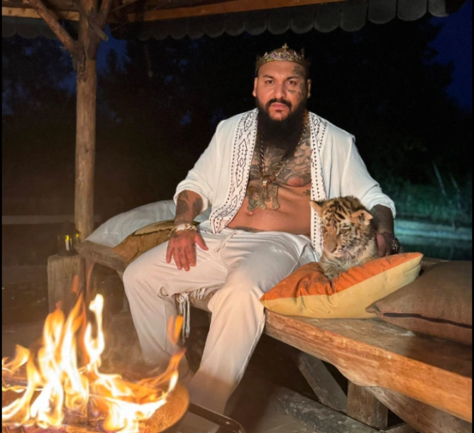 The manele singer Dani Mocanu and his brother were captured by the ...