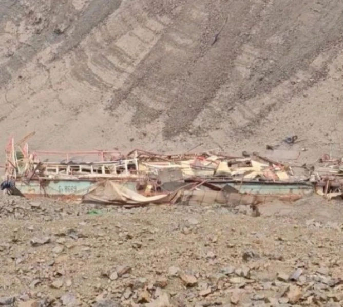 The wreck of a missing tourist ship has surfaced at the Vidraru dam ...